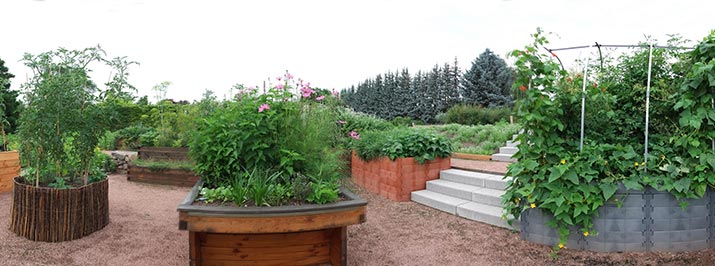 Hochbeet aus Holz, Metall und Kunststoff